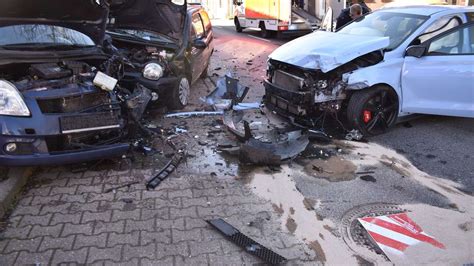 Tödlicher Unfall Autofahrer verliert Kontrolle und kracht gegen