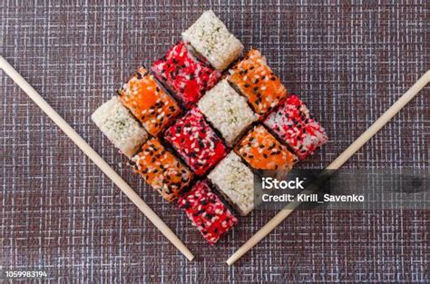 Sushi Dengan Sumpit Dan Kecap Di Latar Belakang Tradisional Foto Stok