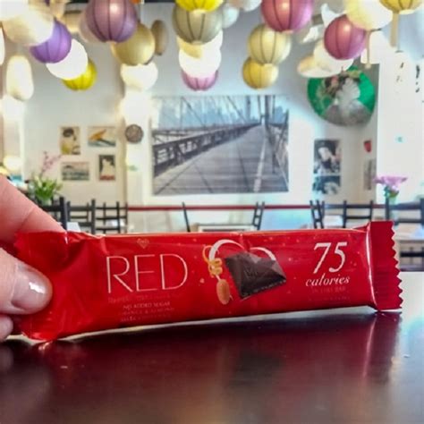 Czekolada ciemna bez cukru Pomarańcze i Migdały g Red mniej kalorii