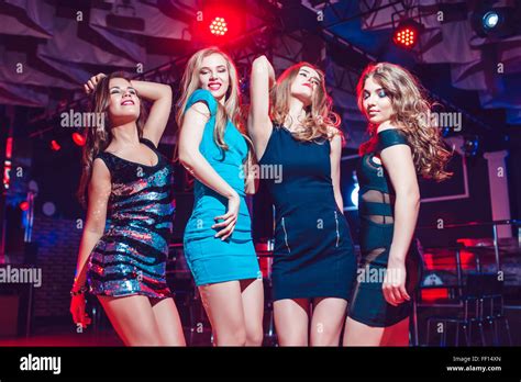 Schöne Mädchen Die Spaß Auf Einer Party Im Nachtclub Stockfotografie