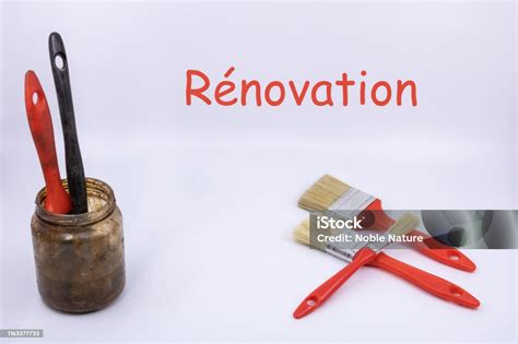 리노베이션 건물 화가를위한 플랫 브러시 건설 전문가 및 Diy 장비 판매를위한 흰색 배경에 고립 된 물체 Diy에 대한 스톡