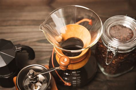 Chemex를 사용하여 커피를 준비하고 커피 메이커와 물방울 주전자를 붓습니다 커피를 양조하는 다른 방법 커피숍 개념입니다 크림을 곁들인 크리미 라떼 바닐라 라프 0명에