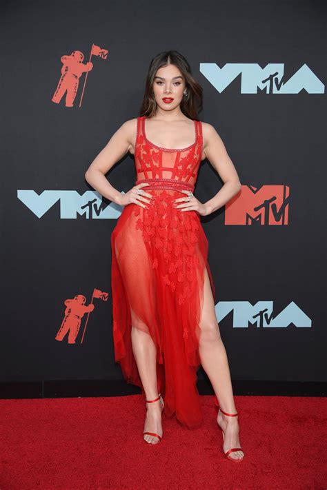 Hailee Steinfeld Images