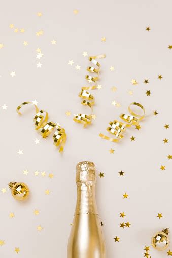 베이지 색 배경에 황금 샴페인 병 색종이 별 파티 깃발 및 휴일 장식으로 창의적인 크리스마스와 새해 구성 플랫 레이 새해에 대한 스톡 사진 및 기타 이미지 Istock