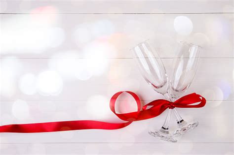 발렌타인 데이 컨셉 보케 나무 책상에 샴페인 유리 상단 보기 플랫 레이 커플 와인 잔 낭만적 인 휴일 개념과 흰색 나무 테이블 배경에 와인 잔과 빨간 리본 개념에 대한 스톡