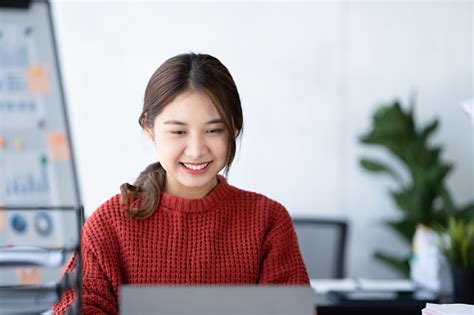 프레젠테이션에서 사무실에 있는 사람들의 비즈니스 회의 그룹 프리젠 테이션 차트 여성들은 사무실에서 일합니다 가정 생활에 대한