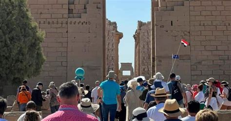 صورة اليوم إقبال سياحى مبهر فى قلب معابد الكرنك بوسط مدينة الأقصر