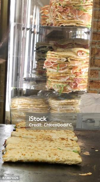 만든 Flatbread 이탈 Piadina 라는 흰 밀가루로 만든 Piadina에 대한 스톡 사진 및 기타 이미지