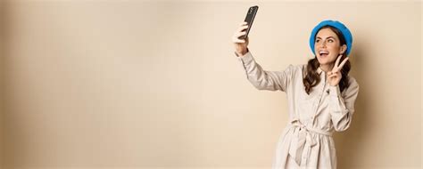 Linda Mulher Moderna Posando Para Selfie Segurando Smartphone Tirando Foto No Celular Sta Foto