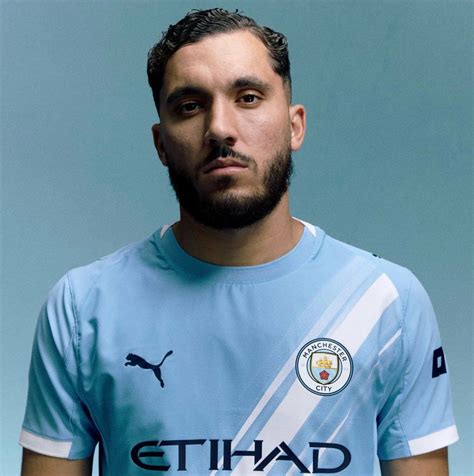 رایان شرکی در پیراهن منچسترسیتی عکس طرفداری