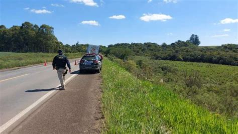 Corpo de homem que estava desaparecido é encontrado dentro de carro em