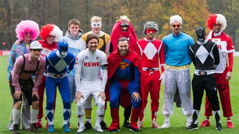 1 Fc Köln Feiert Karneval Fußball