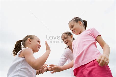 세 여자 아이 게임하기 사진 무료 다운로드 Lovepik