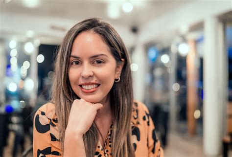 Potret Wanita Latin Cantik Melihat Kamera Tersenyum Bahagia Di Dalam