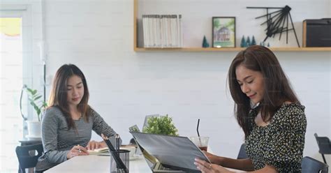 현대 직장에서 프로젝트 계획에 대해 논의하는 두 명의 비즈니스 동료 사진 Unsplash의 실내 이미지