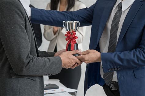 관리자는 직원에 게 사업에 성공을 위해 트로피 수상을 주는 개념에 대한 스톡 사진 및 기타 이미지 개념 경쟁 기업 문화 Istock