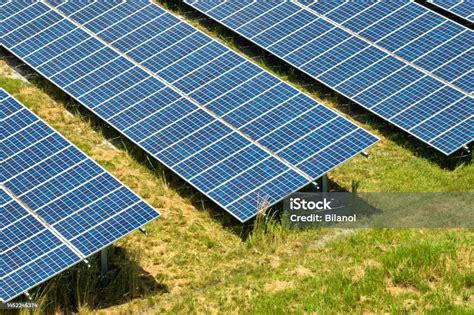 청정 전기 에너지를 생산하기 위한 많은 태양광 전광 패널이 있는 대규모 지속 가능한 전력 발전소의 공중 보기 제로 배출 개념을 가진 재생 가능 전기 들에 대한 스톡 사진 및