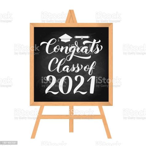 나무 프레임 분필 보드에 쓰여진 2021 년 의 클래스를 축하합니다 졸업생에게 축하의 타이포그래피 포스터 인사말 카드 배너