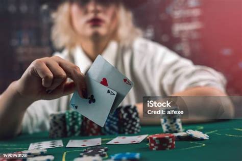 포커 테이블의 클래식 거래 카드에서 엄격한 소녀 딜러 딜러는 여자입니다 가능성에 대한 스톡 사진 및 기타 이미지 가능성