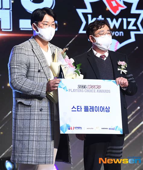 Kt 강백호 스타 플레이어 상 받았어요 포토엔hd 네이트 스포츠