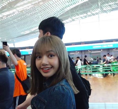 ลิซ่า ถึงไทยแล้ว แฟน ๆ ยินดีต้อนรับกลับบ้าน Lisahomecoming
