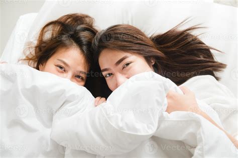 Belas Jovens Mulheres Asiáticas Lgbt Lésbicas Casal Feliz Abraçando E