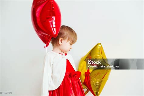 작은 아기 소녀 스타의 형태로 풍선 들고 젊은 여자 스타를 들고 풍선 모양 행복 한 아이 흰색 배경에 화려한 반짝 호 일 풍선 거울에 대한 스톡 사진 및 기타 이미지