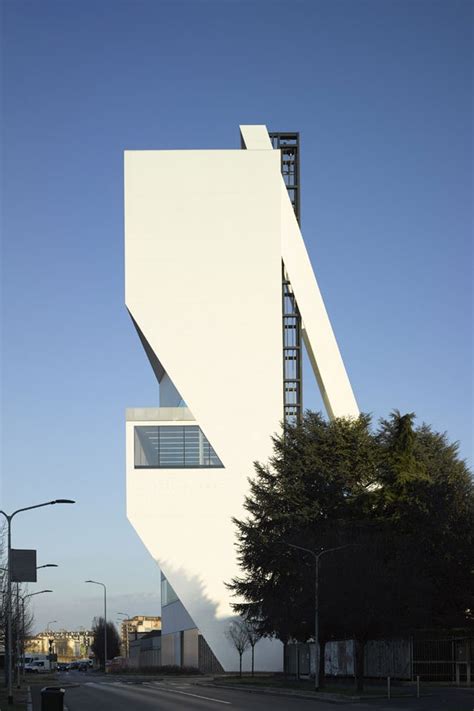La Fondation Prada inaugure une tour entièrement dédiée à lart Vogue France
