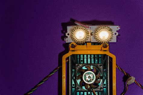 손으로 만든 로봇은 Arduino 플랫폼에 평평하게 놓여 있습니다 Diy Ai 스팀퍼플 배경입니다 어린이와 청소년 로봇 공학 및