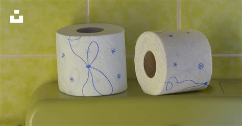 녹색 캐비닛 위에 놓인 화장지 두 롤 사진 Unsplash의 무료 휴지 이미지