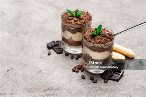 ガラスカップの古典的なティラミスデザートサヴォイアルディクッキーコンクリートの背景にチョコレートの断片 カップのストックフォトや画像を多数