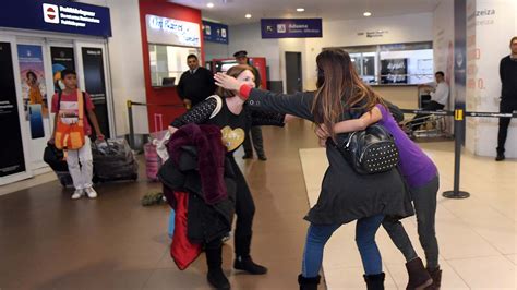 El Emotivo Reencuentro De Johana Y Julio Con Sus Hijos Que Pudieron