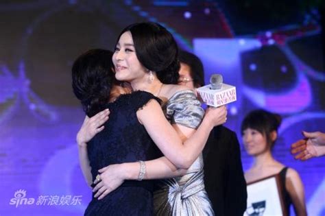图文：2010芭莎明星慈善夜 李冰冰与范冰冰相拥影音娱乐新浪网