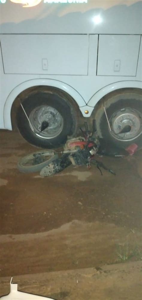 Moto colide contra ônibus da Eucatur e fica presa debaixo de pneu em