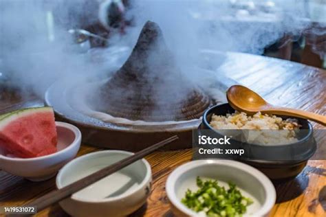 음식 테이블 설정 중국 운남 냄비 증기 돌 냄비 메인 코스 물고기 0명에 대한 스톡 사진 및 기타 이미지 0명 건강한