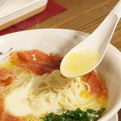 【ドゥエ・イタリアン】らぁ麺フロマージュ は、東京都千代田区にある行列店。ラーメンじゃーにーおうちで営業中