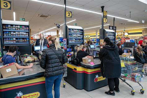 Ile podrożał cukier i inne produkty z Biedronki w ciągu roku Sprawdź ceny cukru w Biedronce