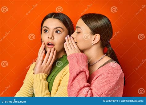 Dos Chicas Lindas De La Morena En Imagen De Archivo Imagen De Amigos