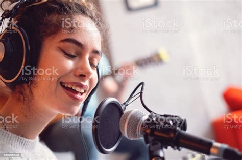 현대 홈 뮤직 스튜디오에서 리허설을하는 여성과 남성 뮤지션의 클로즈업 음악에 대한 스톡 사진 및 기타 이미지 음악 프로듀서
