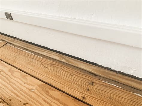 gap between laminate floor and baseboard floor roma