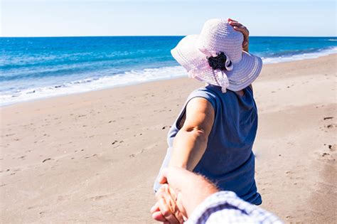 여행 하 고 배경에 산과 아름 다운 해변에서 셀카를 복용 하는 노인의 부부 미소와 선글라스를 입고 카메라를 보고 기뻐 휴가 라이프 스타일 2명에 대한 스톡 사진 및 기타