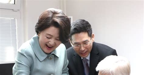 체코 프라하 노인복지요양원 방문한 김정숙 여사