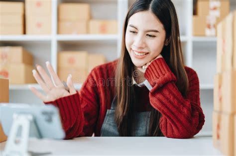 Beautiful Asian Woman Blogger Blog Presenting Product Quality Live