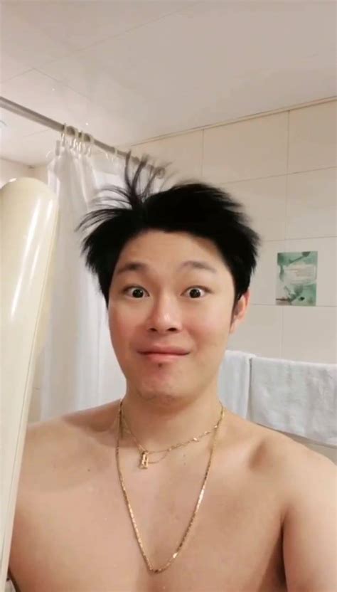 小編🌟： 👉秉桓的14天隔離日常👈 隔離一週後，開始出現精神恍惚與歇斯底里的徵狀，比如吹頭髮的時候莫名地開啟了一連串關聯性接歌，看一下，你聽過