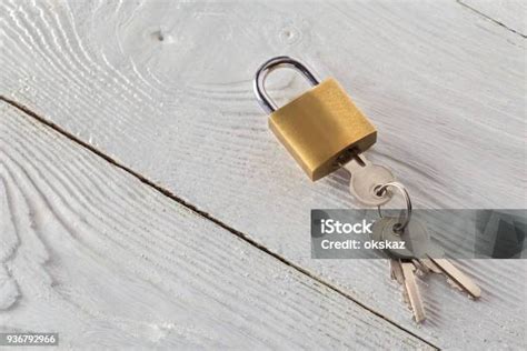 흰색 나무 바탕에 은도금된 키와 자물쇠를 잠겨 있습니다 부동산 및 보안 개념 보호의 상징으로 가까운에 대한 스톡 사진 및 기타