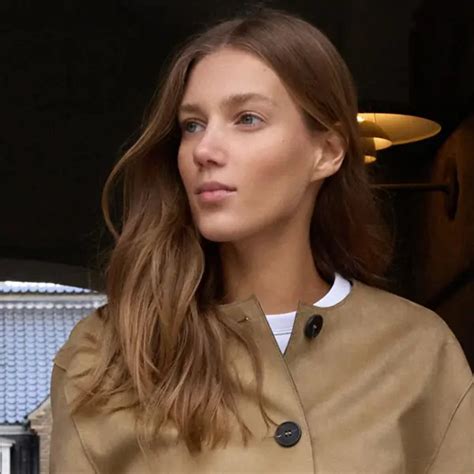 Zara está triunfando con estos 10 vestidos que las mujeres estilosas