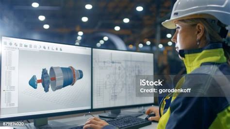 여성 산업 엔지니어는 터빈에 개인용 컴퓨터에 작동 하는 중공업 공장 내부 엔진 3d Cad 프로그램을 사용 하 여 프로젝트 엔지니어에 대한 스톡 사진 및 기타 이미지