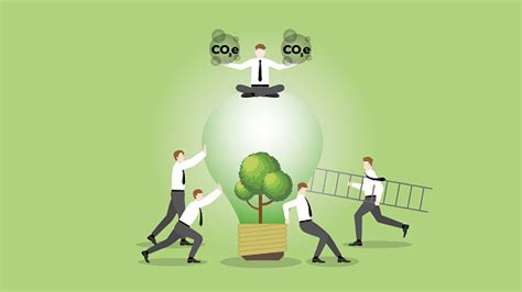 한 사업가가 팀 지원을 받아 나무 전구에 Co2e 가스를 들고 앉아 있습니다 탄소 배출 Esg 아이디어 환경 정책 녹색 에너지
