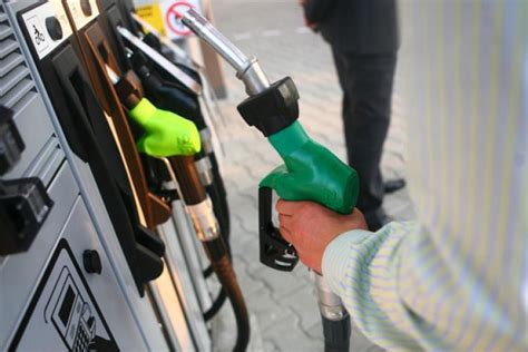 Scumpiri pe bandă rulantă Prețul carburanților a crescut Cât costă