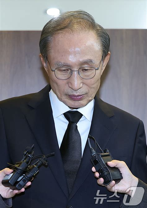 굳은 표정의 이명박 전 대통령 뉴스1